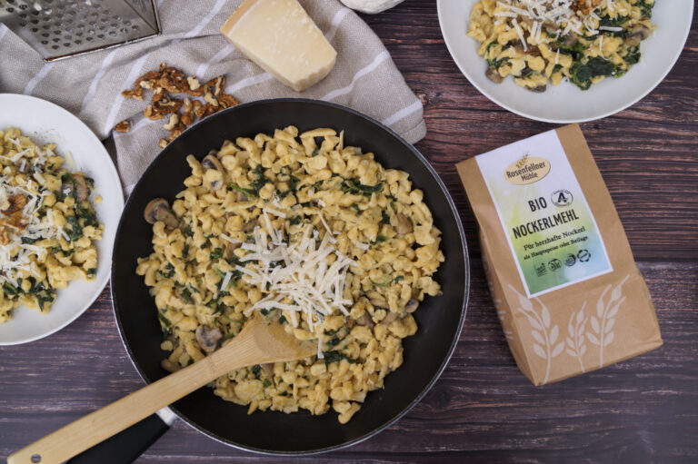 Nockerl mit cremiger Champignon-Spinat-Sauce - Rosenfellner Mühle ...